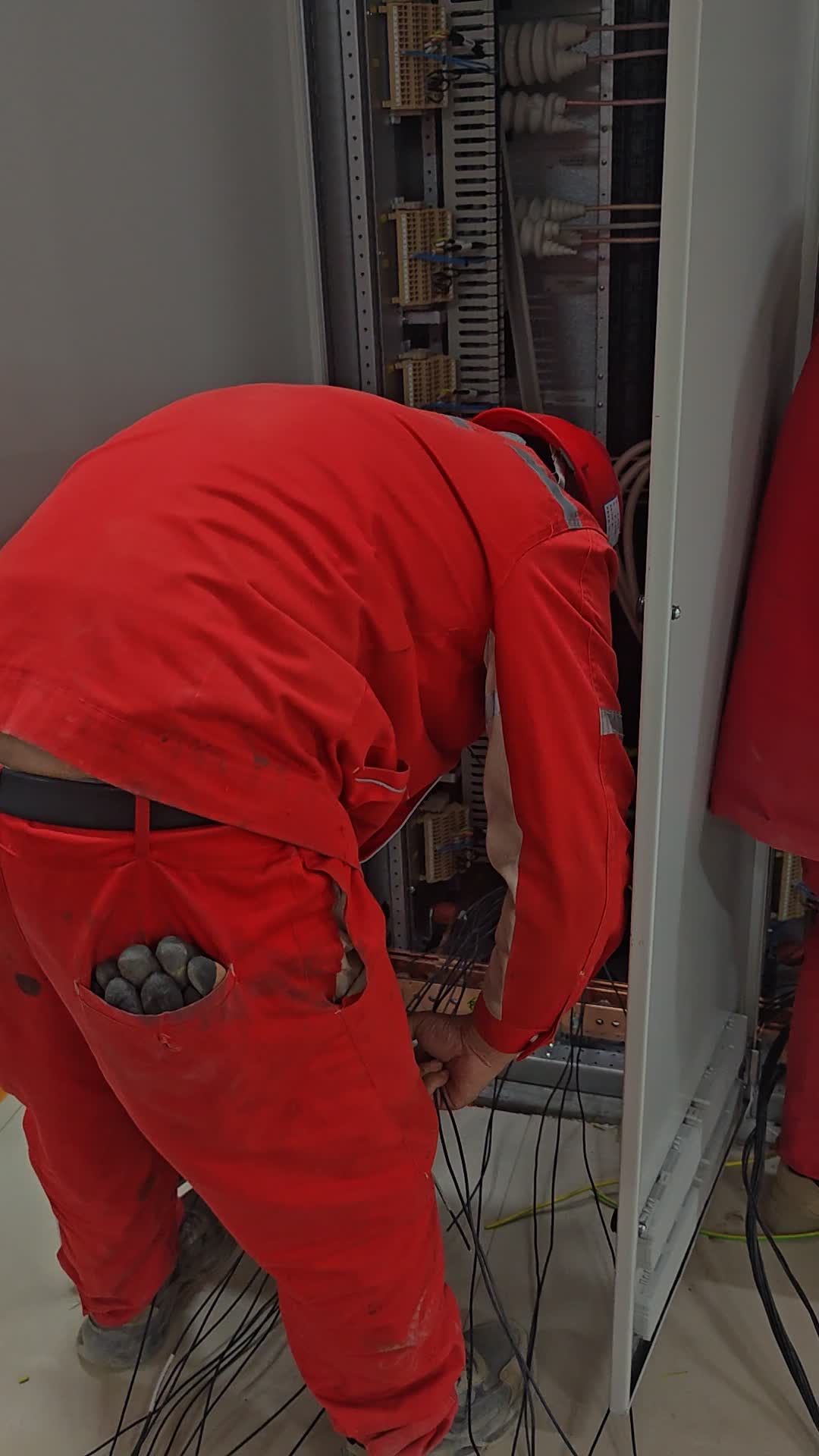 电气仪表安装,来嘛,天天加班三小时,今天晚上必须电机按钮线接完,明天...