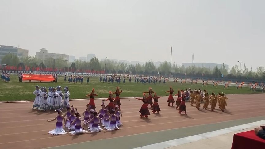 运动会开幕式我们学生的表演