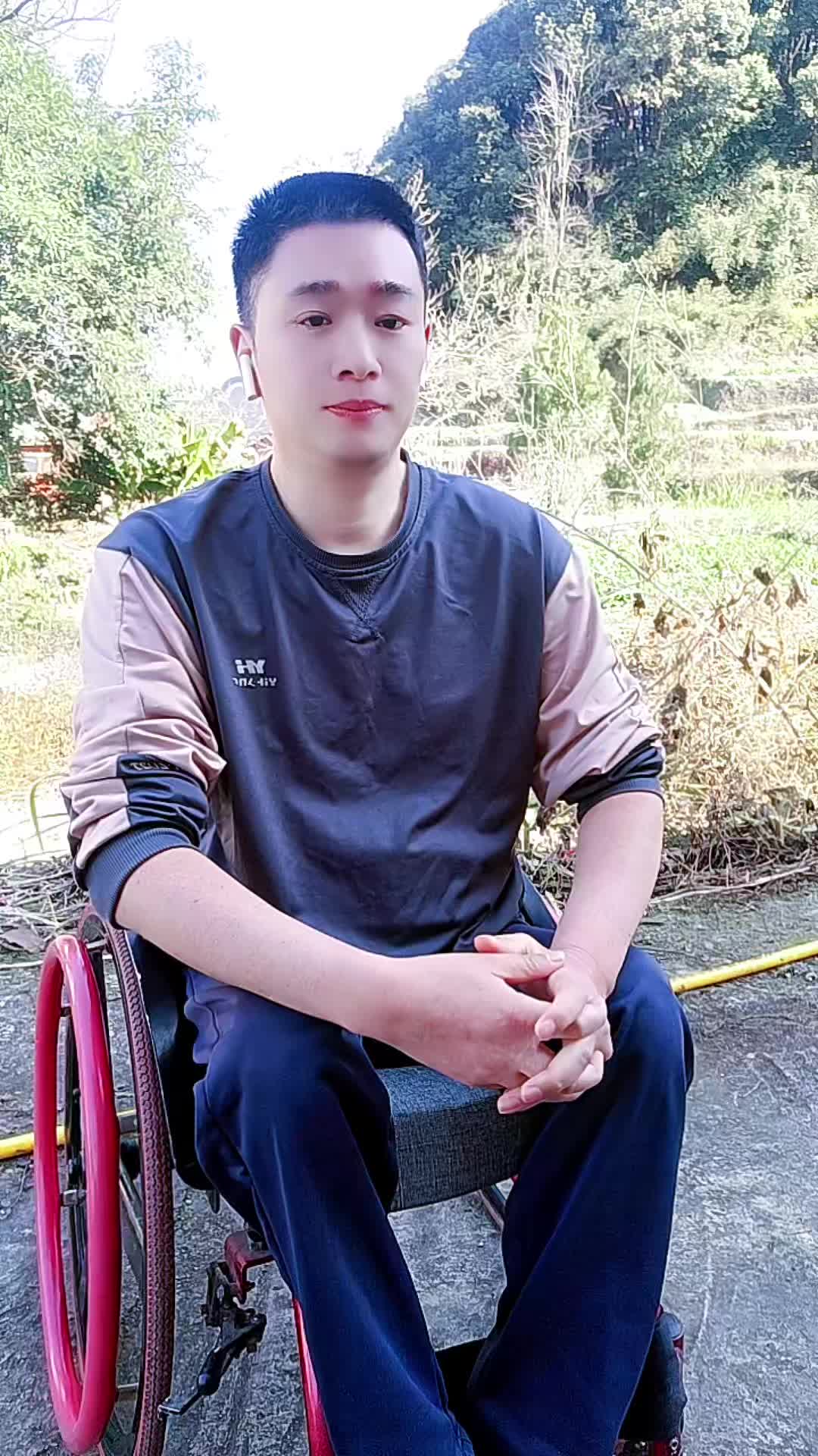 虽然残疾了 但是我也可以自食其力养活自己 现在可以开网店养活自己 ...