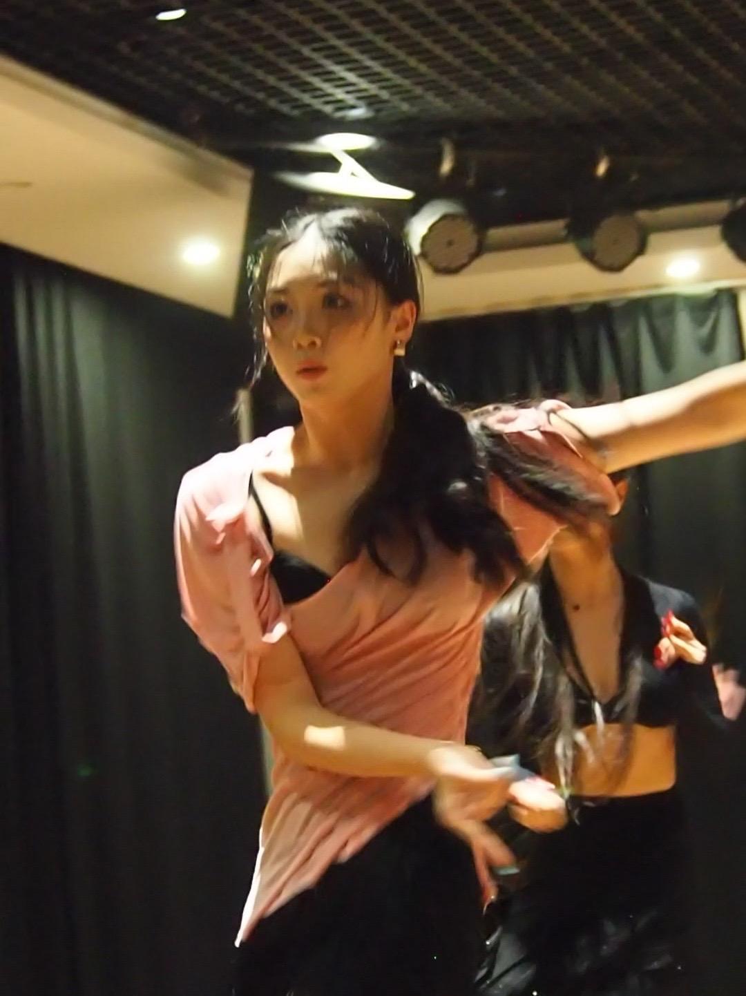 ...舞者已在四维空间写下序言;每个关节的角度都是时空坐标的精准锚点...