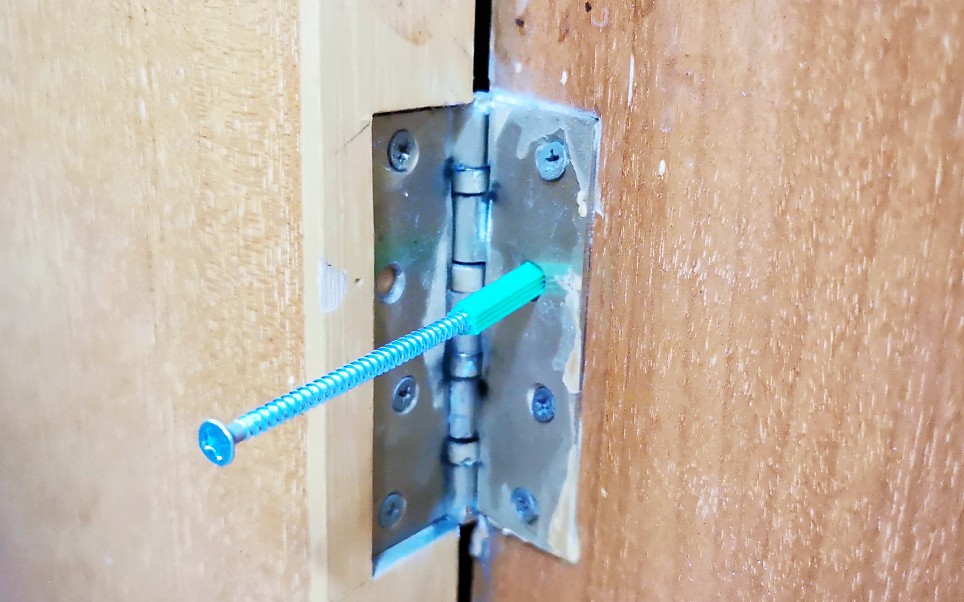合页螺丝在孔里面打滑,上不紧容易松怎么办?别忘了用这个土方法