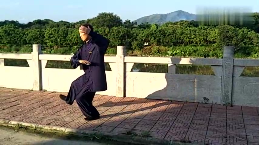 太极拳老师现场演练三十二式太极拳基础慢动作教学!
