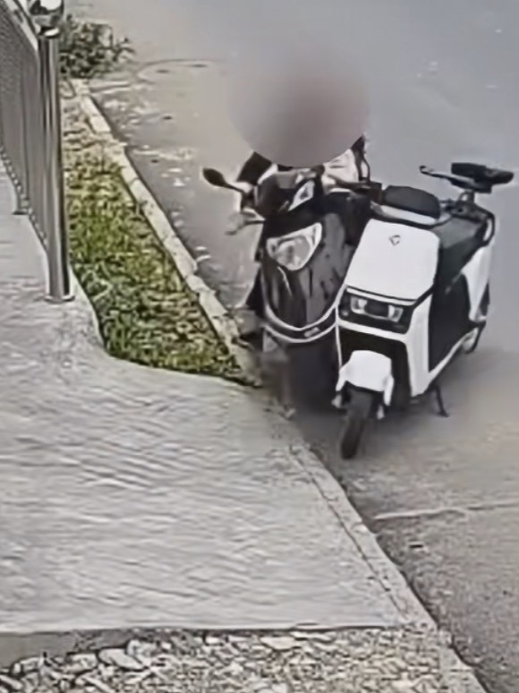 揭阳老人骑车睡着撞路边车摔断6根肋骨,对方主动给两千,律师:老人主...