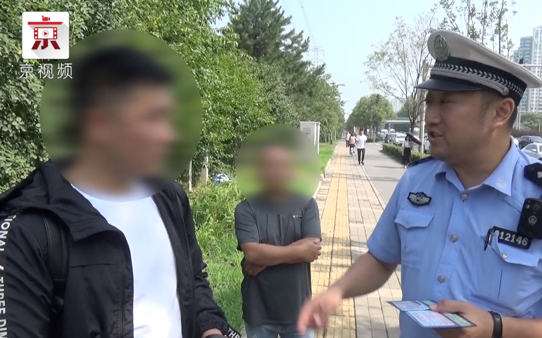 摩托车在非机动车道发生事故还要索赔 民警:你驾驶证考的还是买的啊