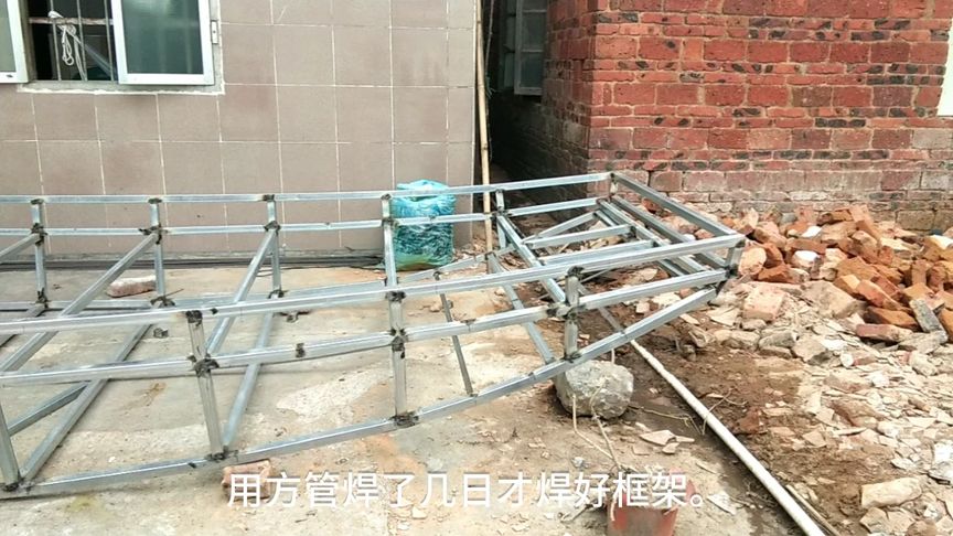 玻璃钢船:用方管做骨架。