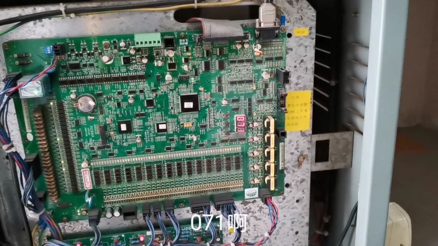 小区电梯出现问题,停着不运行,看看什么故障