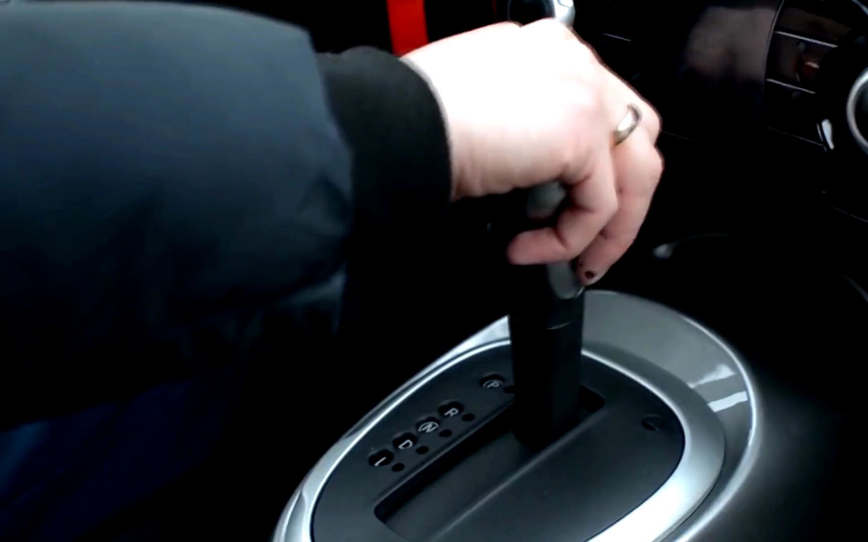 自动挡汽车上坡和下坡怎么开?