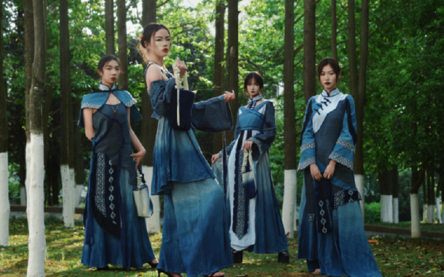 ...国际大学生时装周丨昆明学院:基于云南跨境民族服饰文化的创新设计