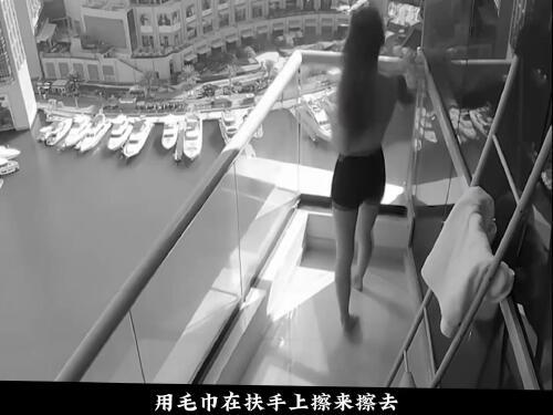 女孩吃口香糖,卡在气管上,导致呼吸困难,她用这个方法成功自救