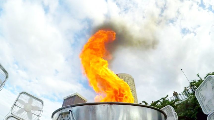 俩小伙模拟制作火焰龙卷风,看起来太帅了,网友:原理竟然是这样