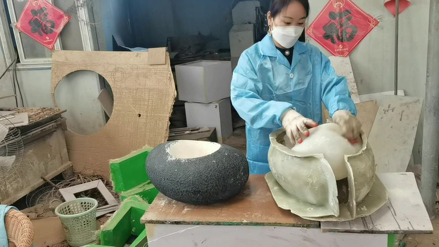 玻璃钢鹅卵石绿植花盆模具制作完成
