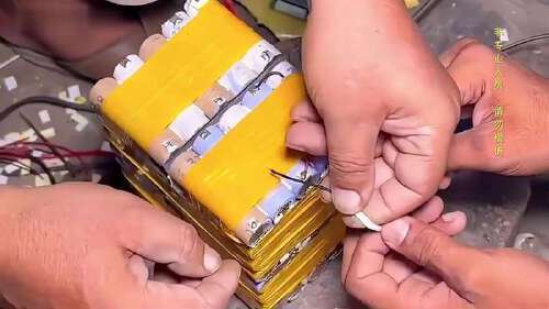 巴基斯坦老师傅纯手工组装锂电池,路边作坊造出国际电芯!