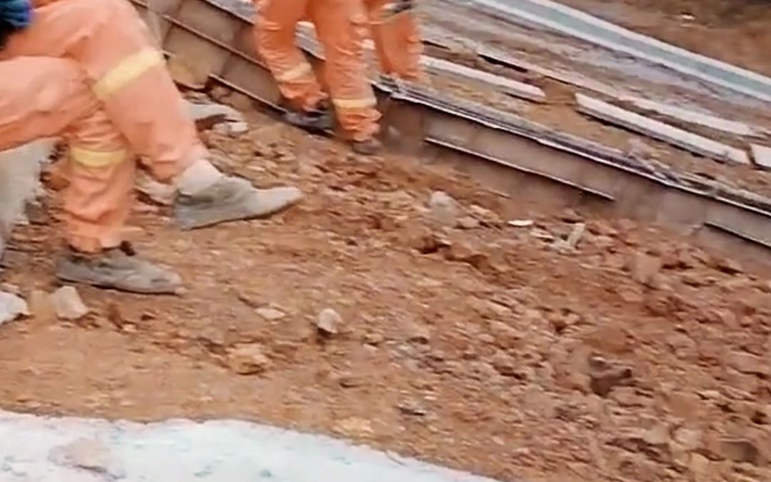 拱形骨架护坡模板养护支模施工