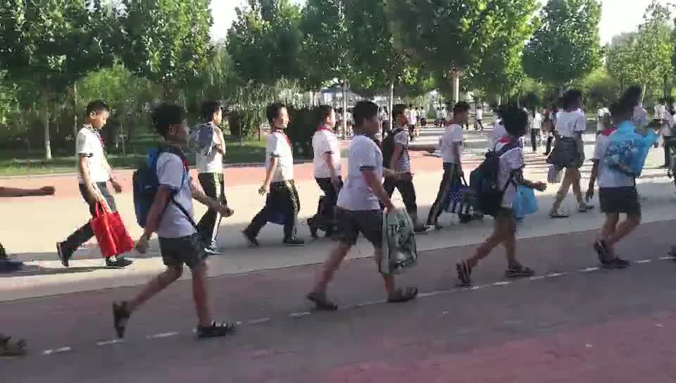 儿子小学毕业了,感谢老师的付出,最后一天走出校门,以后的路很艰辛,也...