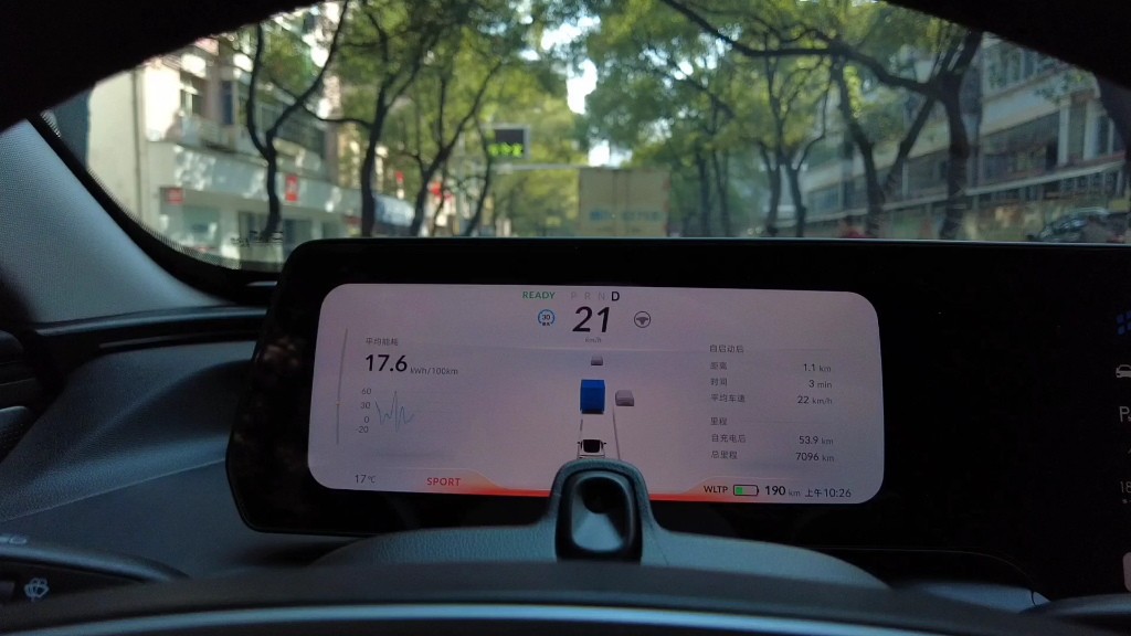 小鹏P7在城市里的自动辅助驾驶使用,在双