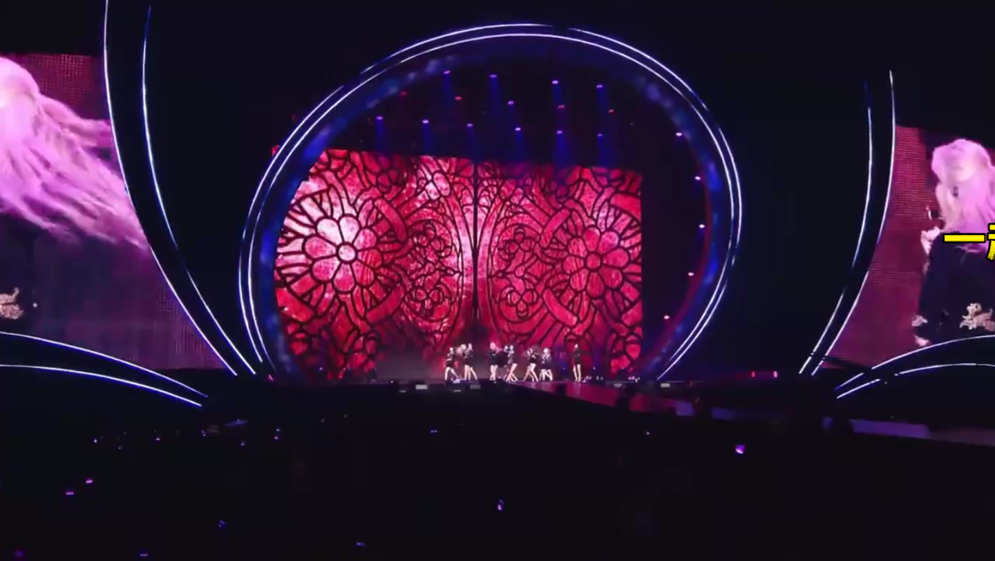 一起来看live开年纪:1霉霉与傻脸whosays现场大合唱taylorswiftselena...