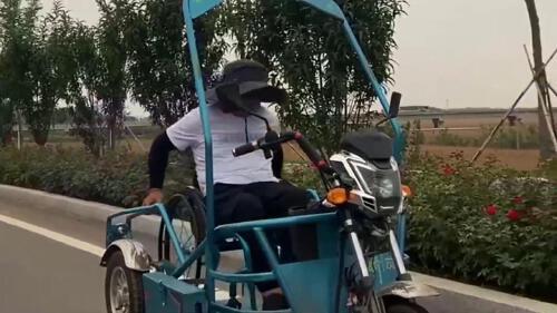 二手车贩子发明的轮椅用车,以后外不用别人帮忙了,大爷高兴坏了