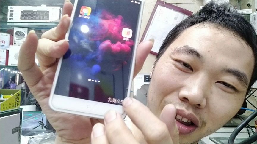 手机不小心按出安全模式好,只要按住电源键重启就可以哦