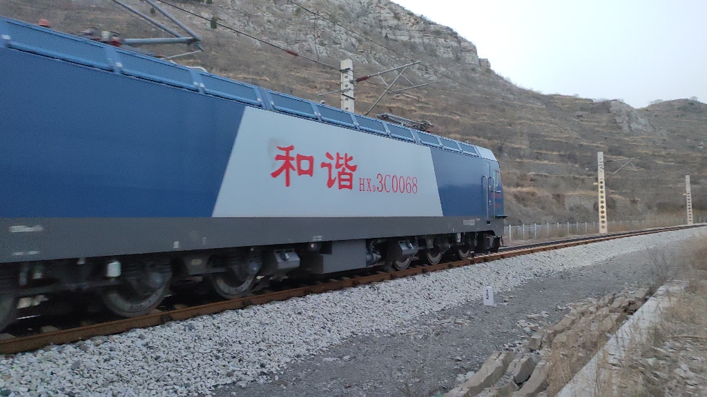 济局济段HXD3C0068牵引7054(泰山—淄博)次列车驶出口头乘降所