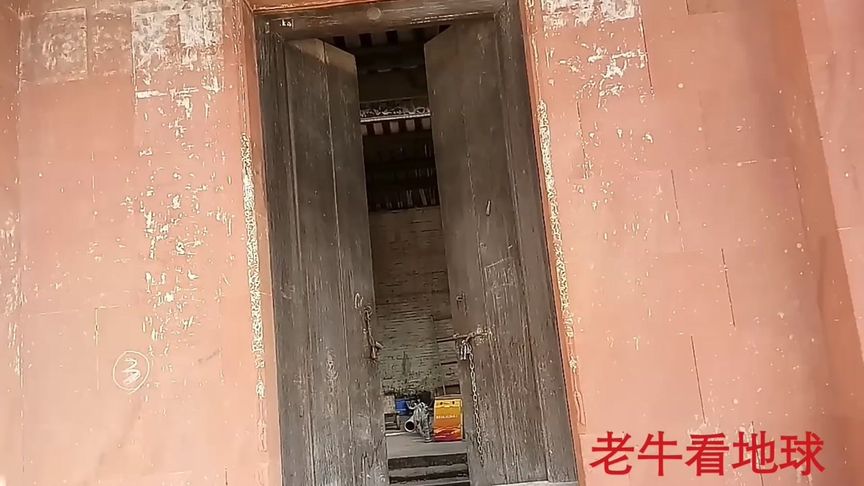 东莞寮步:吓死了!老牛误入一荒废的古村落,推开一扇破木门