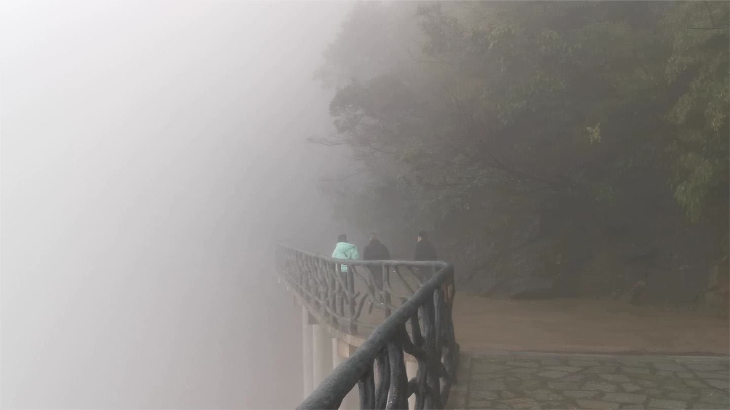 湖南张家界天门山浓雾赶往天门洞,观光索道电梯来回坐二十多道