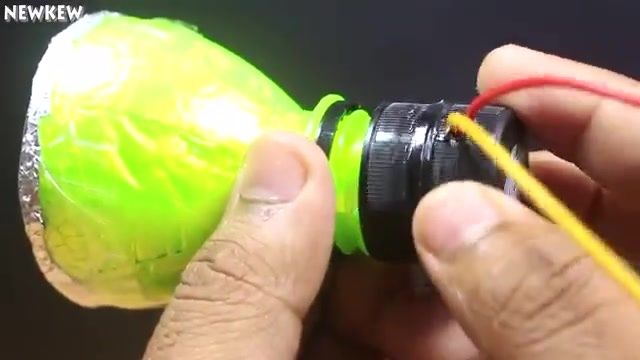 教你动手制作简易手电筒,1分钟学会!