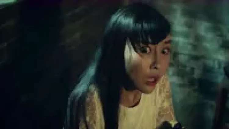 深夜女孩看到一个和自己长得一模一样的女鬼,女鬼:我就是你