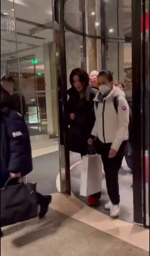 太惊喜了,王菲现身春晚彩排!