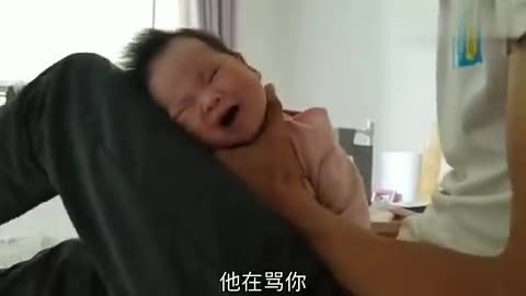 新生婴儿打嗝打不停,拍奶嗝是个技术活,奶爸没睁开眼就开始拍