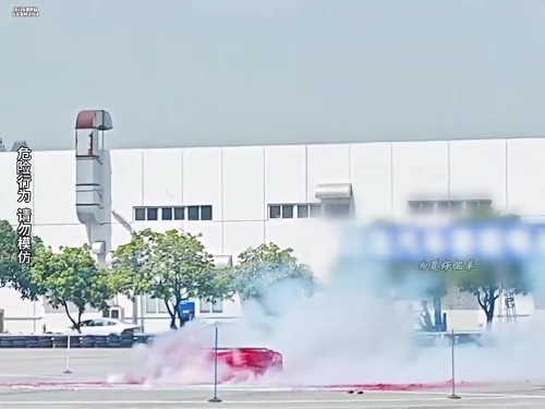 用鞭炮测试新能源汽车的电池