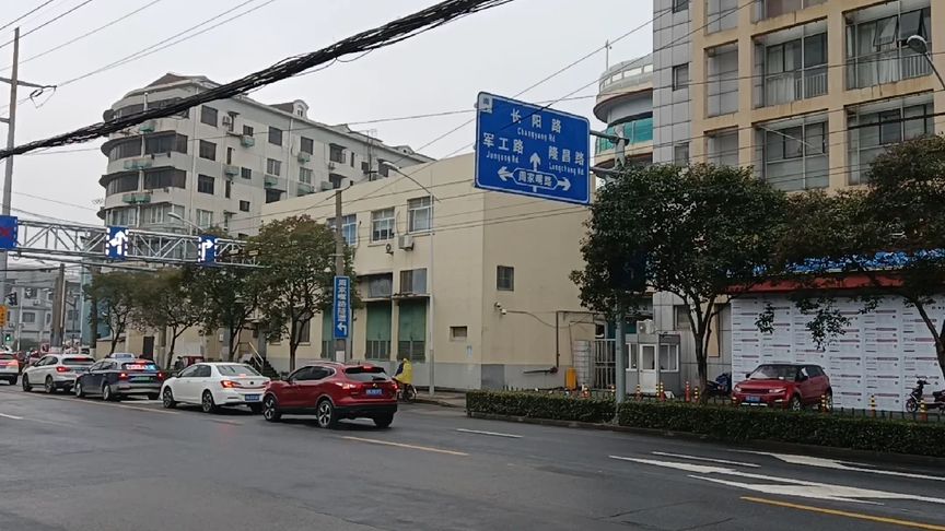 杨浦火车站侧门,对面的水上威尼斯酒店倒闭,底层已钉上铝塑板