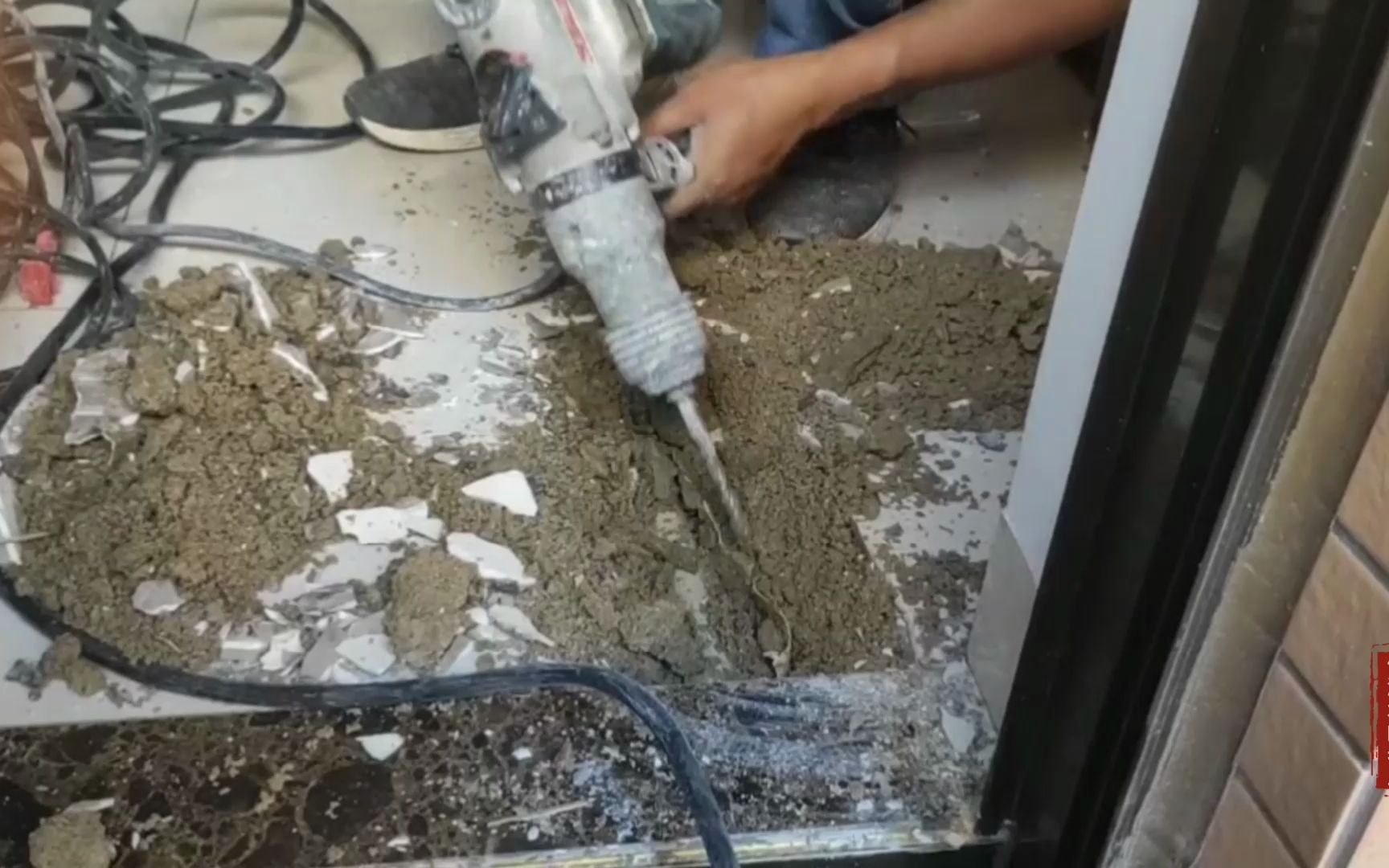 门槛石底下水管漏水,不破坏门槛石更换水管,看师傅怎么做到的!