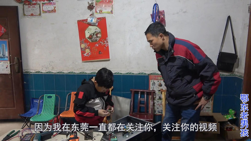 网友从100多公里外带来1个消毒柜,送给老男孩修,还说要拜师