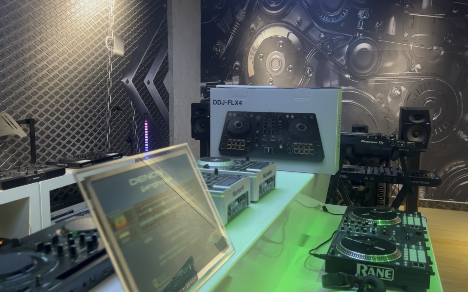 pioneer先锋最新发布的入门级DDJ-FLX4两通道DJ控制器,继承上代...
