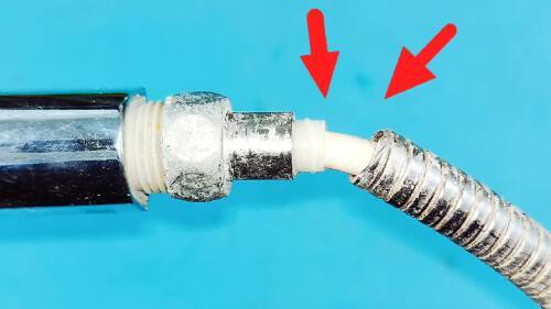 花洒毛细管根部漏水,原来是内部破了个洞,用一个打火机就能修好