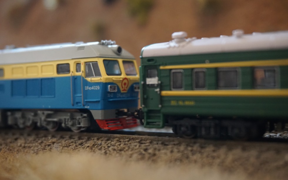 N比例·DF4D 4029牵引22型客车穿行盐湖铁路