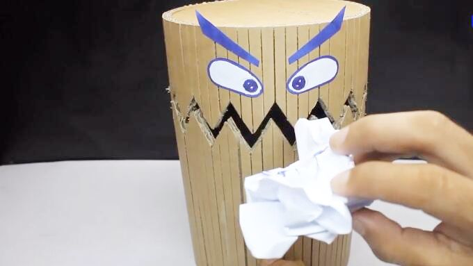 小伙制作有趣的玩具垃圾桶,看到它那模样,还真不敢随便丢垃圾