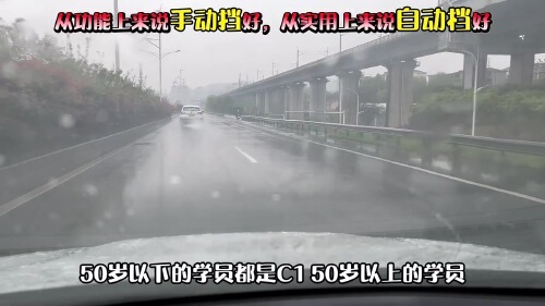 从功能上来说手动挡好,谈实用的话自动档更胜一筹