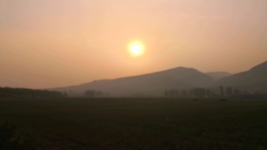 生我养我的地方,伊逊河河畔的小村庄,田野里禾苗茁壮的生长…