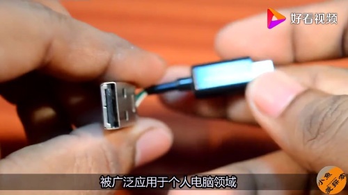 墙壁上突然出现很多奇怪的USB接口,让人好奇,里面装有什么呢?