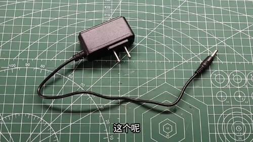 头灯充电器不单单是可以充电,剪断后改成万用表使用,价值翻百倍