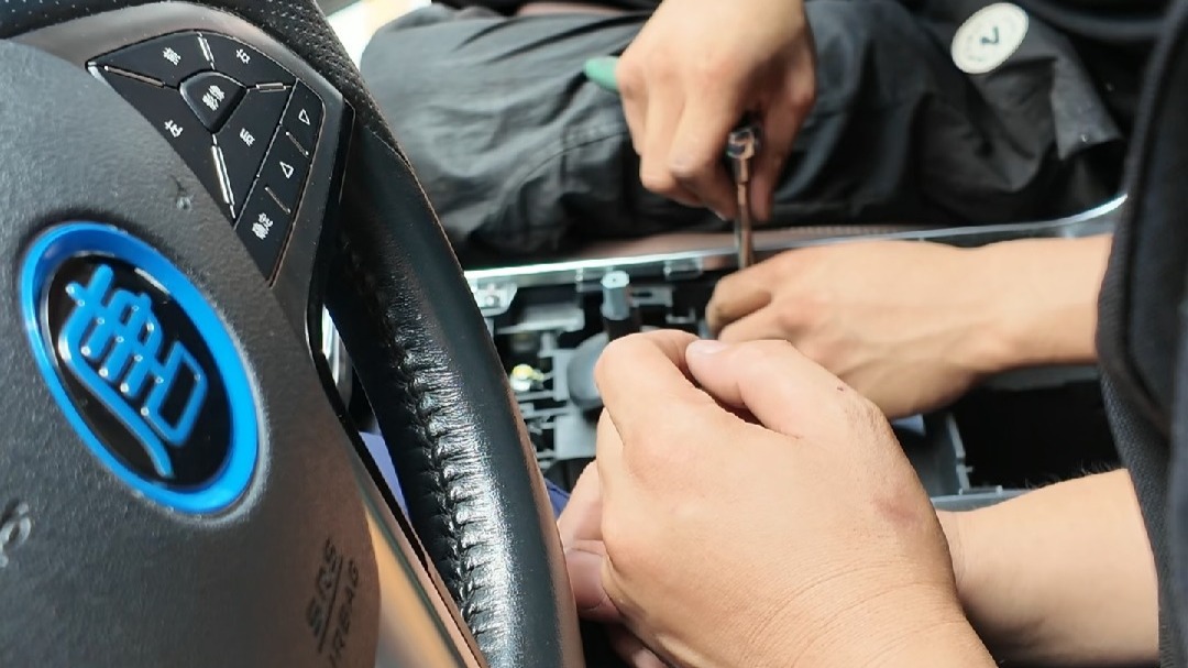 17款比亚迪唐100,到店维修充电机