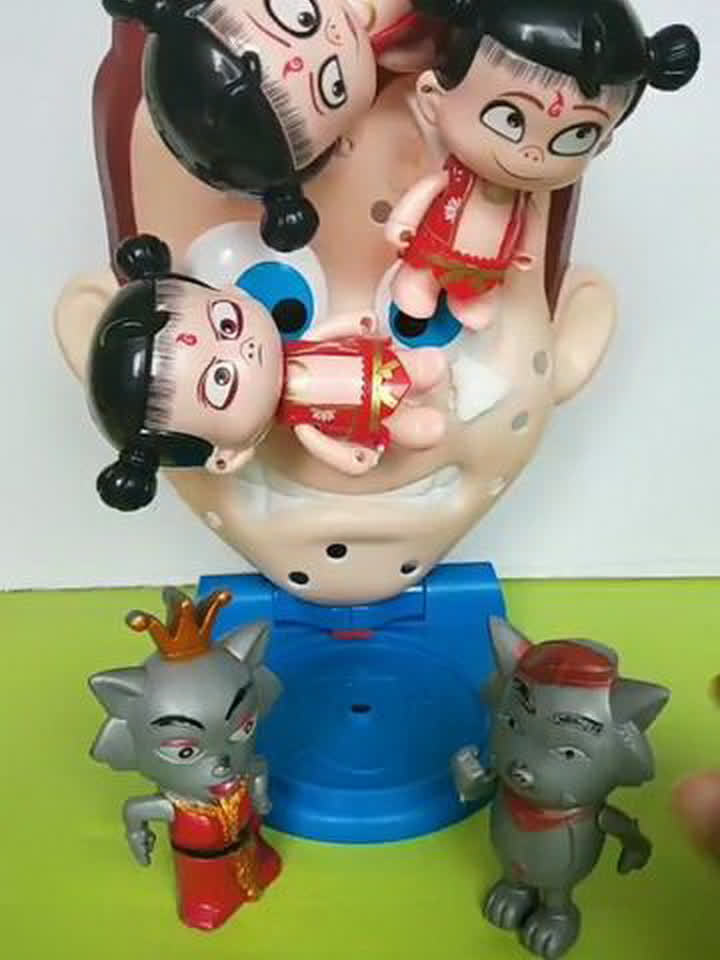 小哪吒被灰太狼抓到了,快来救他们吧
