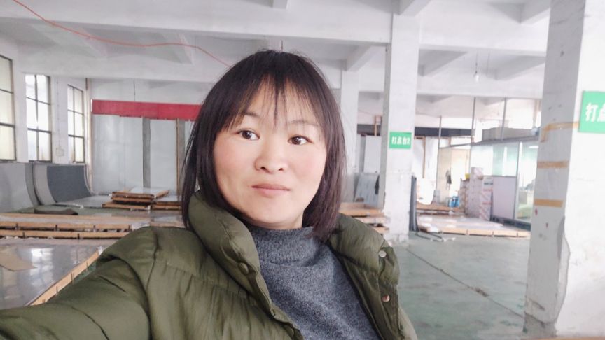 今天杨姐坐着旧面包车去不锈钢板材厂拿货,猜板共多少钱?