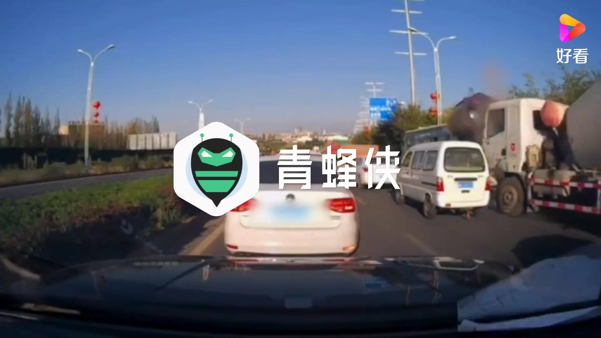 水泥搅拌车追尾等红灯5车2车被挤叠压2人轻伤