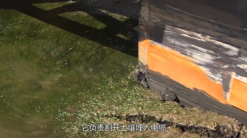 如何把电缆铺设到海底?从陆地移动到海里,一前一后同时进行