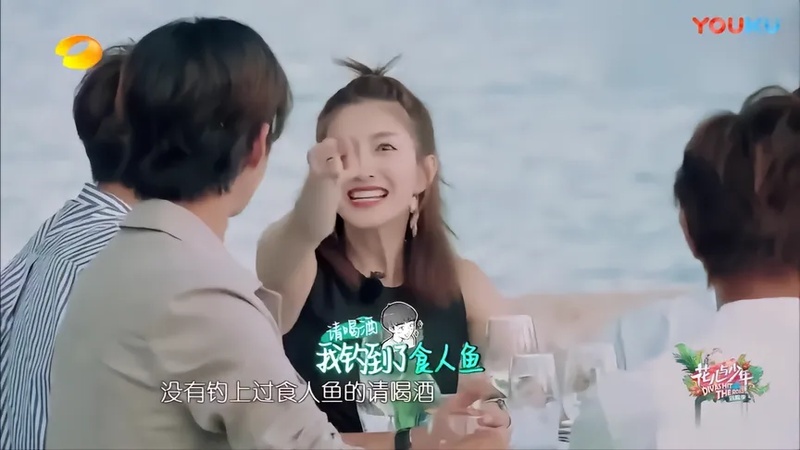 宋祖儿自己坑自己喝酒,简直太萌了!好可爱! 超清