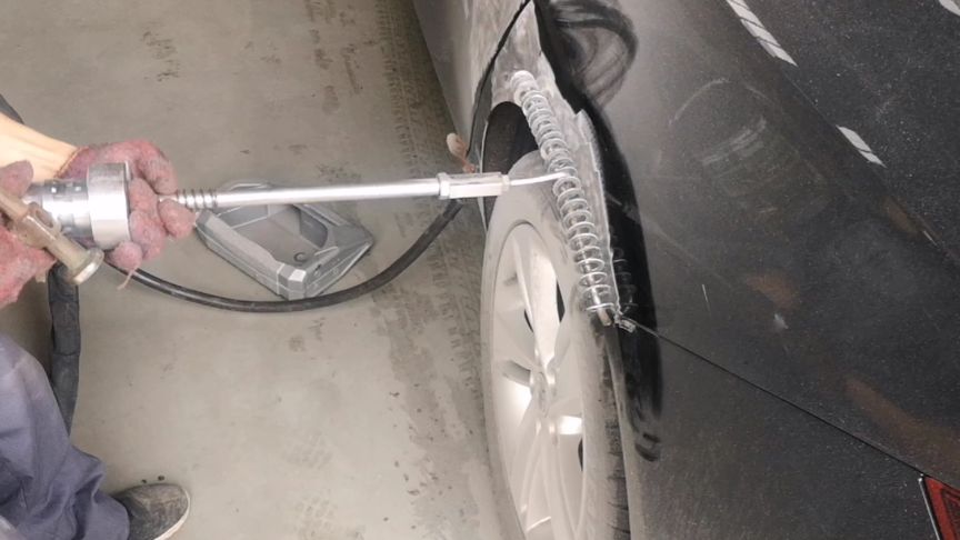 汽车被撞了是修还是换?看看怎么把凹进去的修复起来