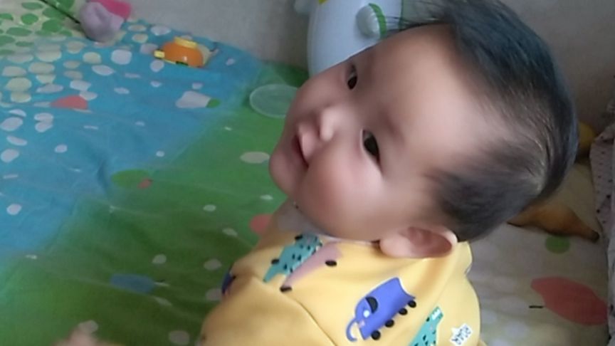 八个月零五天的宝宝啥都往嘴里咬,宝妈们一定要注意安全