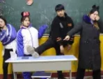 校园剧:男同学写错乘法口诀,被老师罚挠脚底痒痒,结局太搞笑了